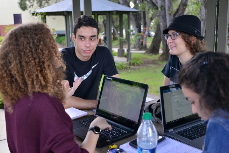 Sé de los primeros en solicitar la beca CEGsoft 2016-17 | inSagrado